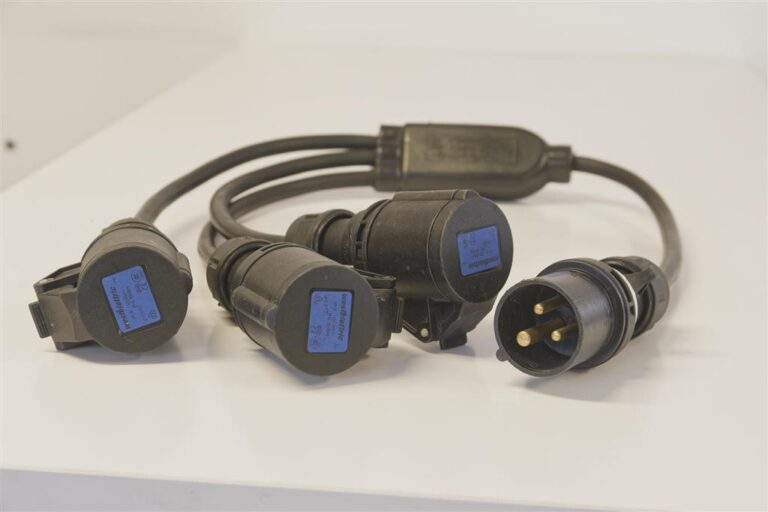 Kabeladapter CEE 16A 3-pol auf 3x CEE 16A 3-pol - Dry Hire - Kabel ...